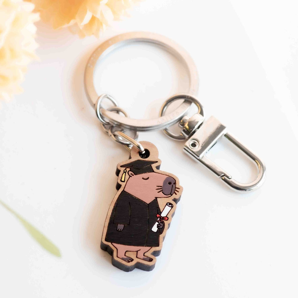 Porte-clés Capybara diplômé peint à la main – Robin Valley Official Store